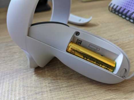 How to Charge Oculus Quest 2 Controllers & Headset - Twinfinite