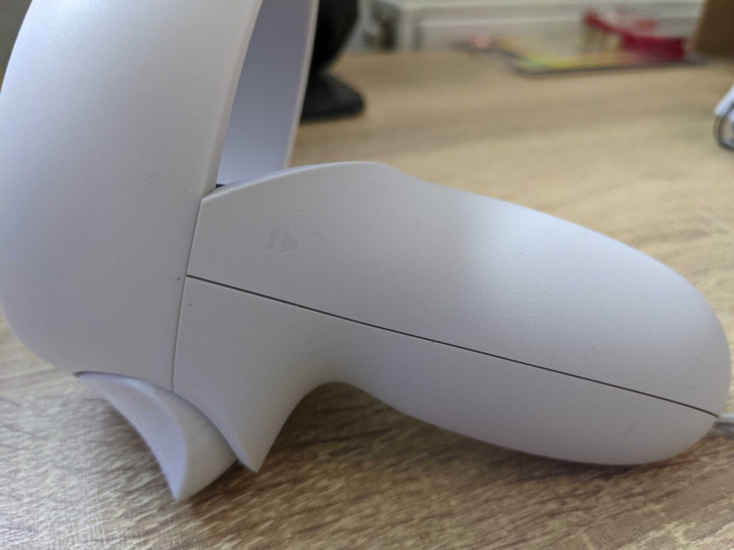 How to Charge Oculus Quest 2 Controllers & Headset - Twinfinite