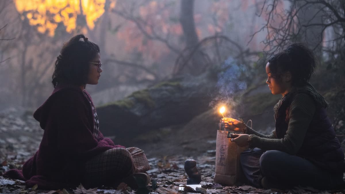 Who Are Becca and Izzy in Hocus Pocus 2? Answered - Twinfinite